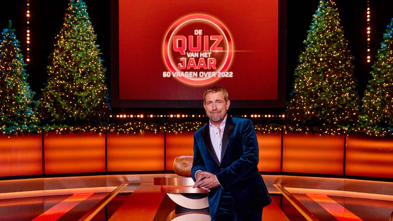 Harm Edens blikt met BN'ers terug in De Quiz van het Jaar - TVgids.nl
