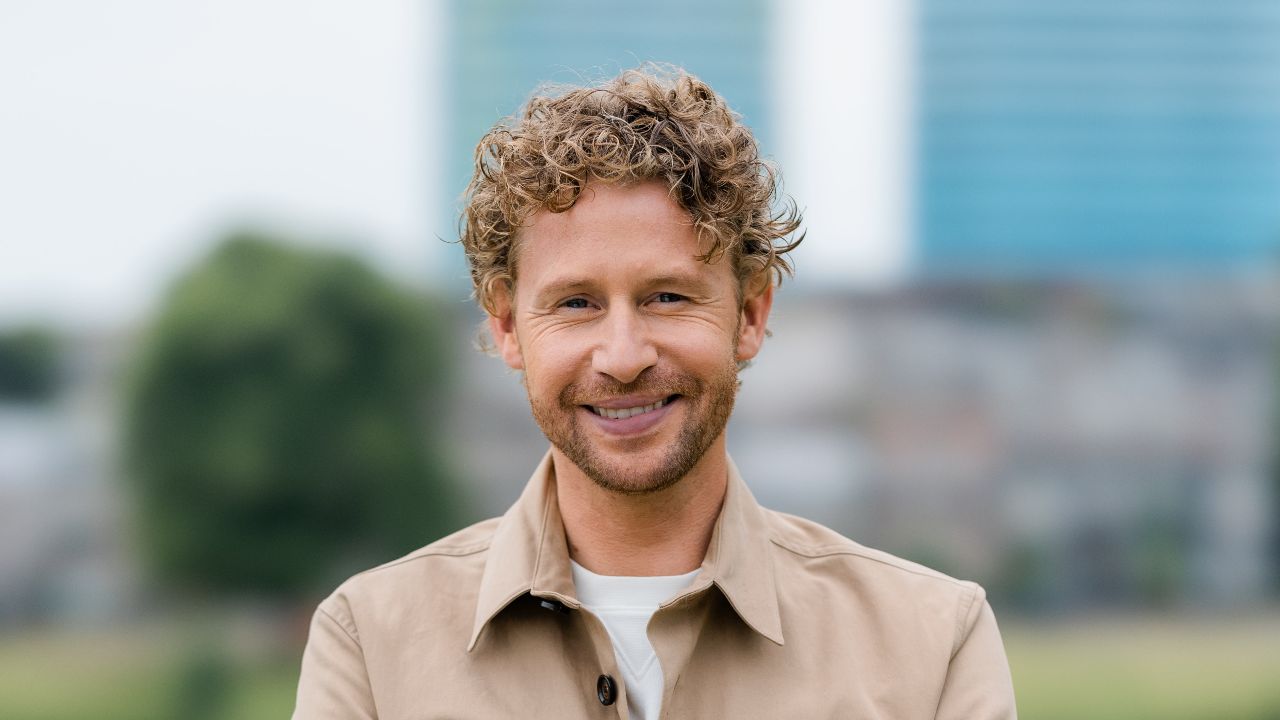 Ewout Genemans gaat op pad met de politie in Arnhem - TVgids.nl