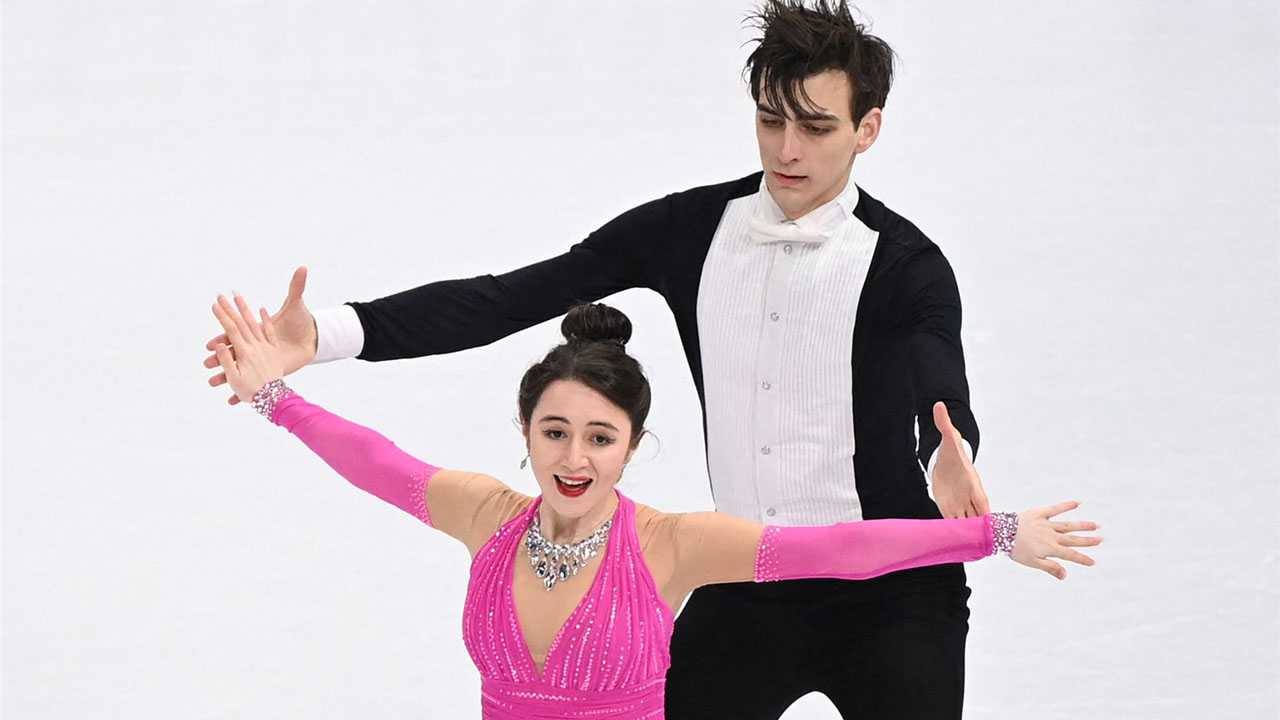 Chelsea Verhaegh en Sherim van Geffen in actie op WK Kunstrijden ...