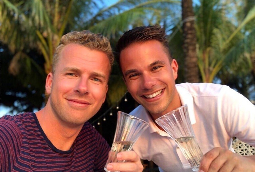RTL Boulevard-reporter Aran Bade vraagt vriend ten huwelijk - TVgids.nl