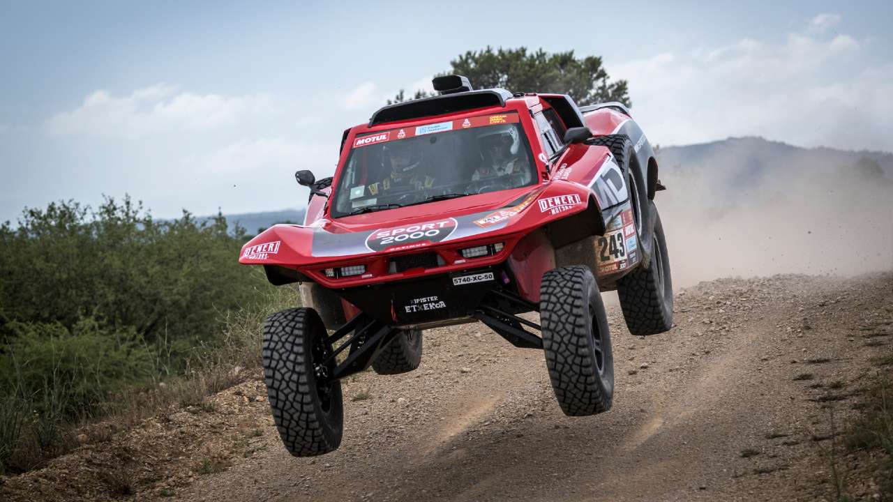 Tim en Tom Coronel strijden in oranjegekleurde Dakar Rally - TVgids.nl