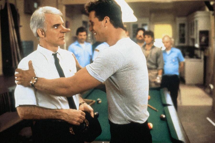 Steve Martin trekt een lange neus in Roxanne - TVgids.nl