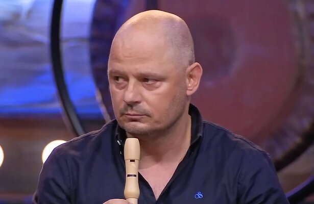 Bas Hoeflaak gaat viraal met zijn fluit in Last One Laughing - TVgids.nl