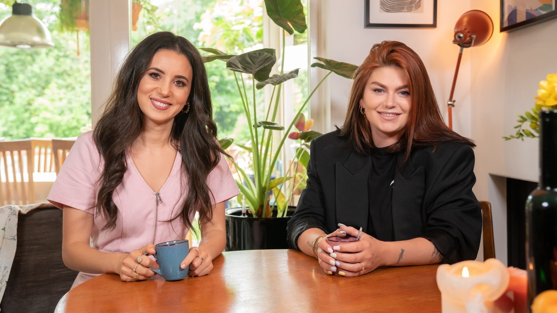 Karsu Dönmez gaat langs bij Roxeanne Hazes in Beste Zangers Thuis bij ...