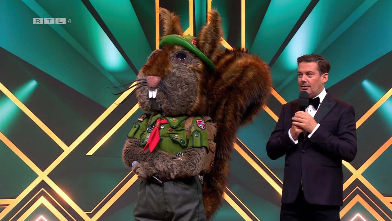 Wie gaat er schuil achter het pak van de Eekhoorn in The Masked Singer ...