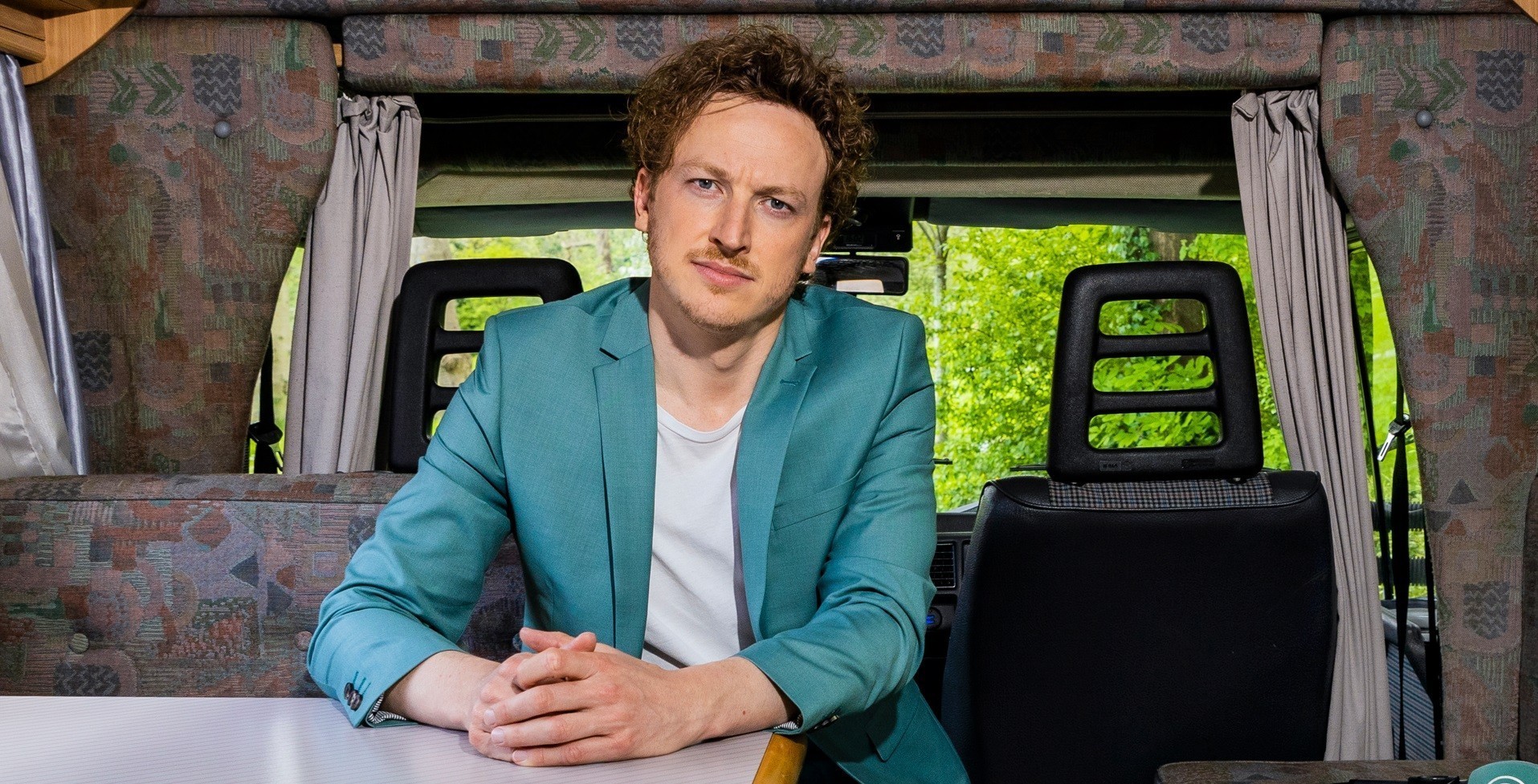 Radar-presentator Fons Hendriks geeft teken van leven bij beklimming ...