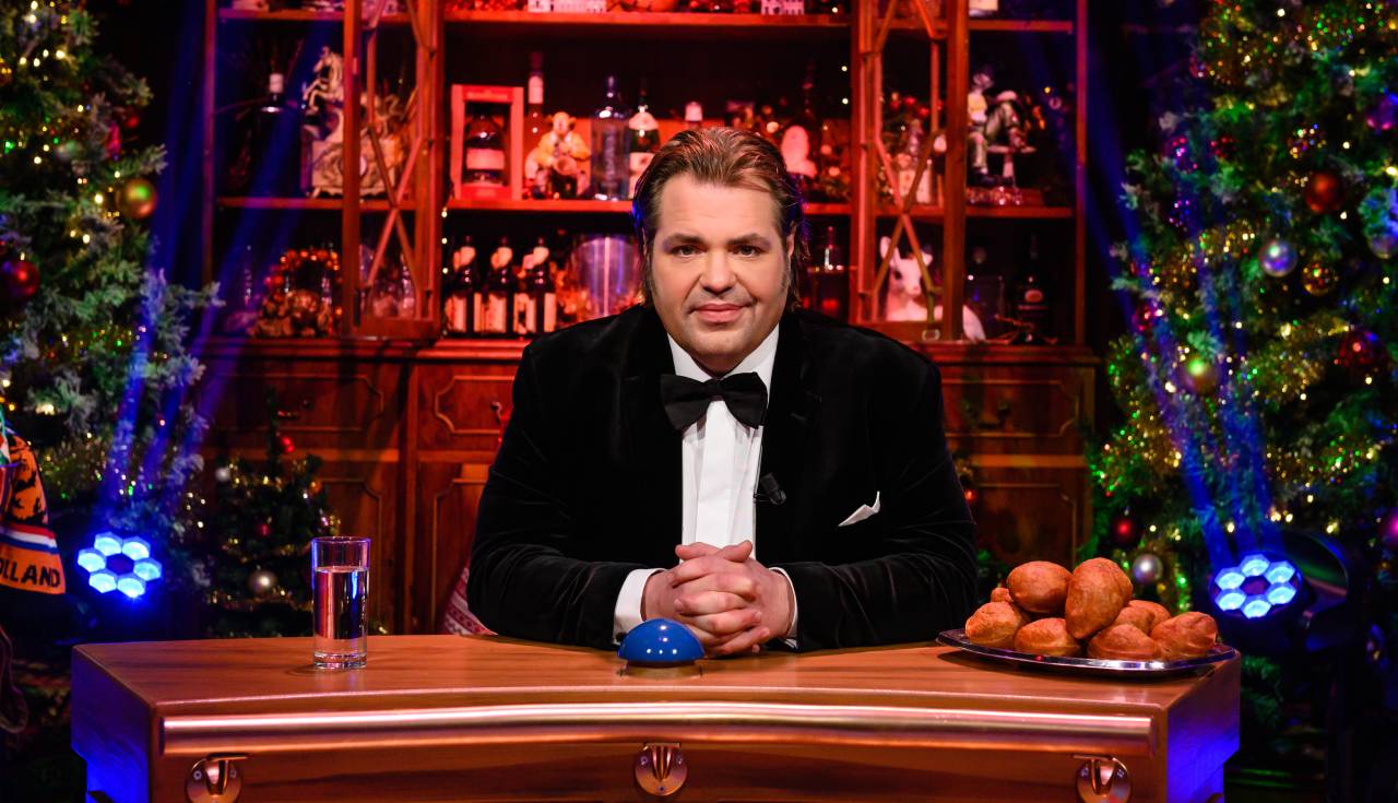 Frank Evenblij blikt met BN'ers terug op 2023 in Rad van het Jaar - TVgids.nl