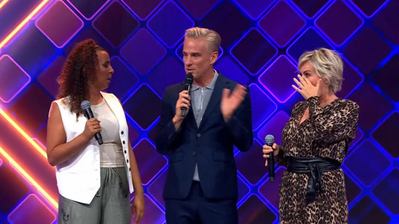 Lone van Roosendaal in tranen na duet met dochter in DNA Singers ...