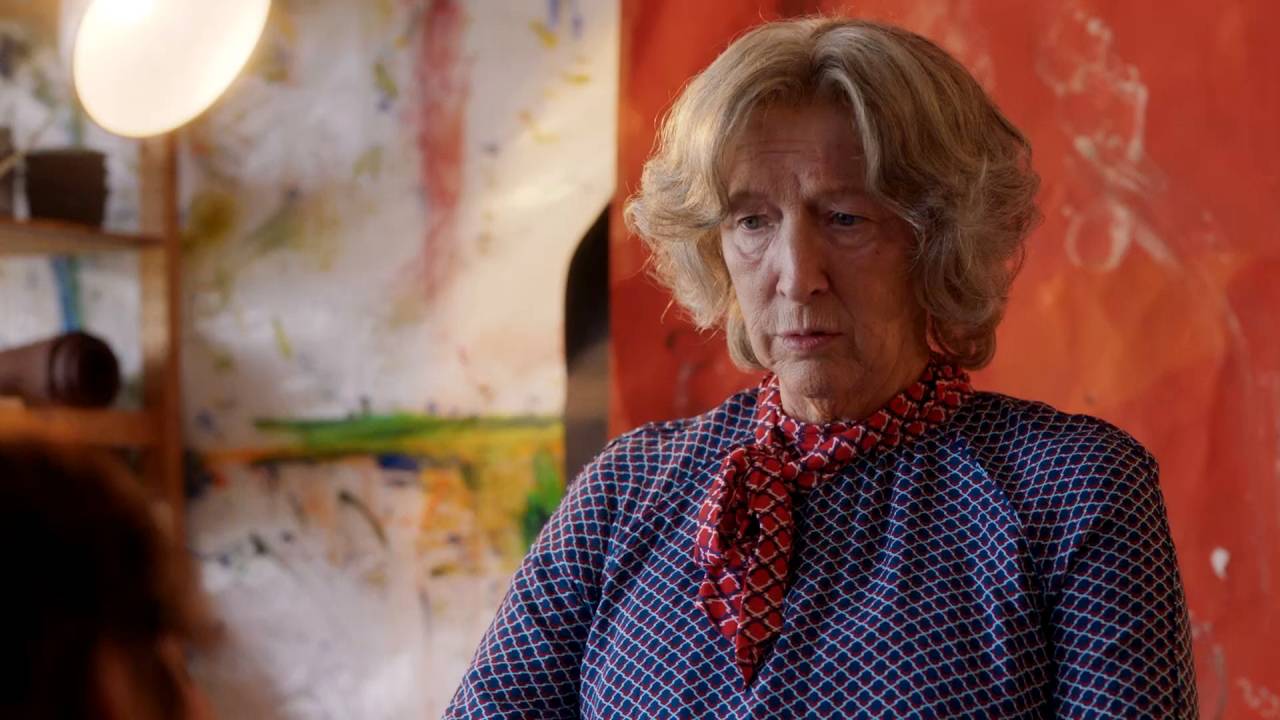 Loes Luca wil nu echt naar huis in Maud & Babs - TVgids.nl