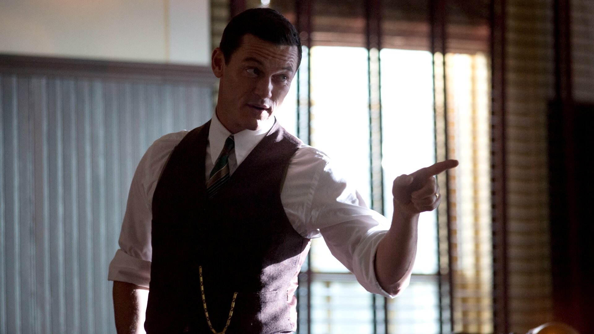 Luke Evans in een polyamoreuze relatie in Professor Marston and the ...