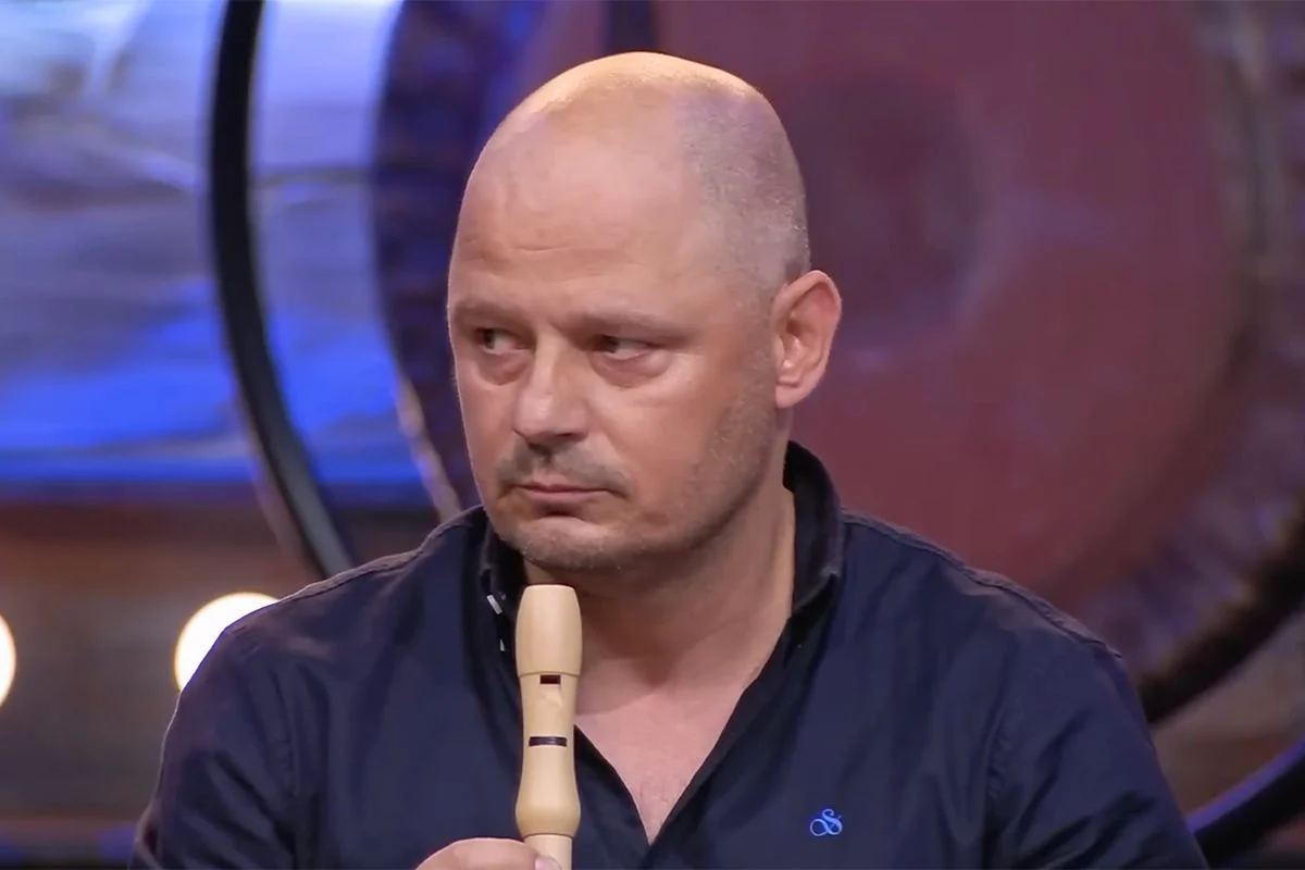 Bas Hoeflaak gaat viraal met zijn fluit in Last One Laughing - TVgids.nl