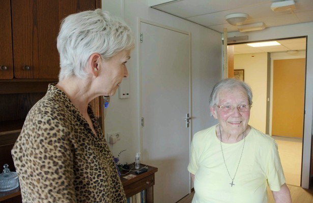 Anita Witzier blikt terug met de overgebleven Witte Zusters - TVgids.nl