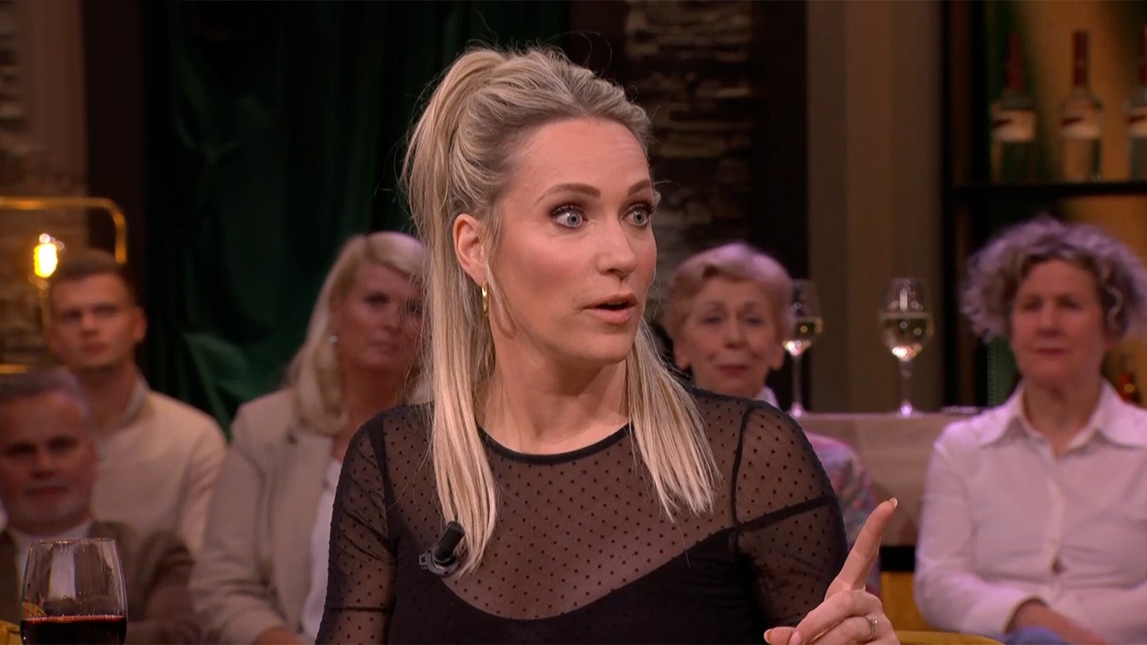Hélène Hendriks en Johan Derksen discussiëren over ...