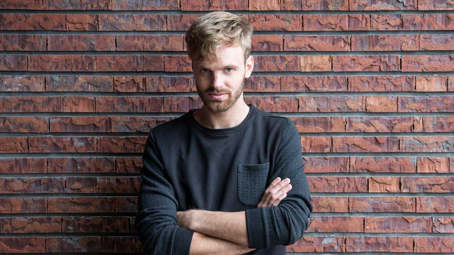 Tim Hofman vervangt Sophie Hilbrand tijdelijk bij Op1 - TVgids.nl