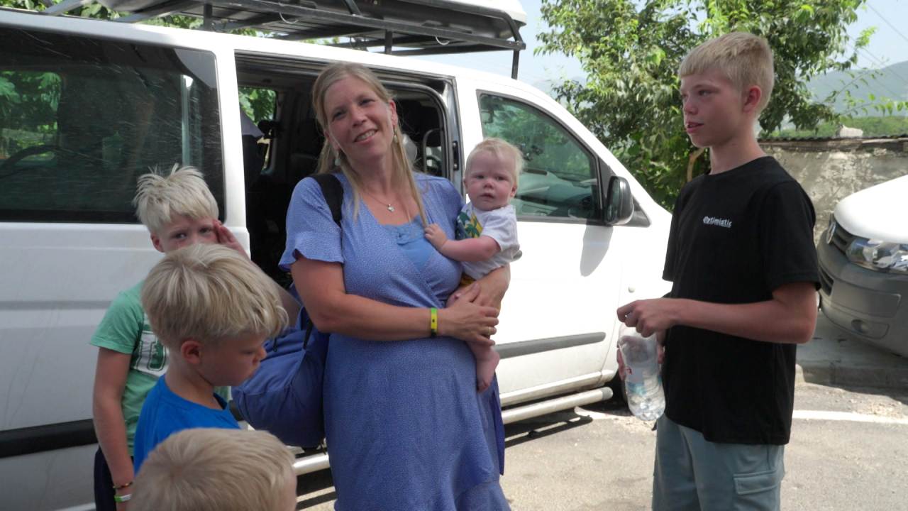 Moeder Gerdien Blom zet haar oudste kinderen aan het werk in Een Huis ...