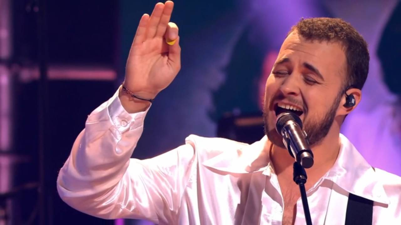 Video: Kijkers zwijmelen weg bij Bee Gees Forever in The Tribute ...