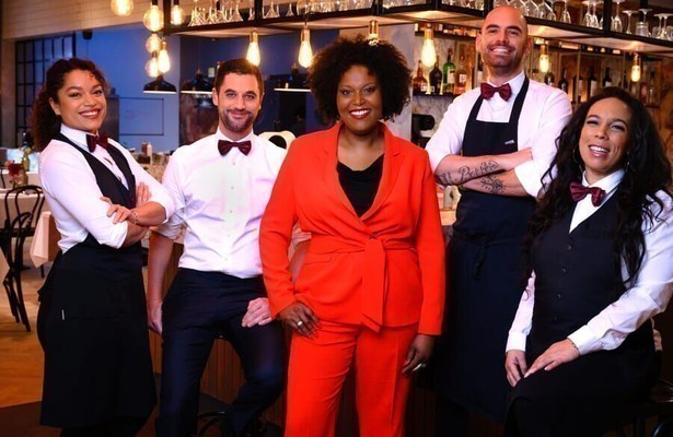 Hoe is het om 'gewoon' te eten in het First Dates-restaurant? - TVgids.nl