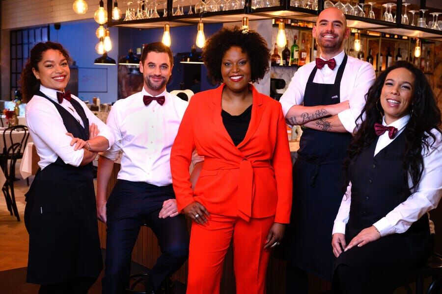 Hoe is het om 'gewoon' te eten in het First Dates-restaurant? - TVgids.nl