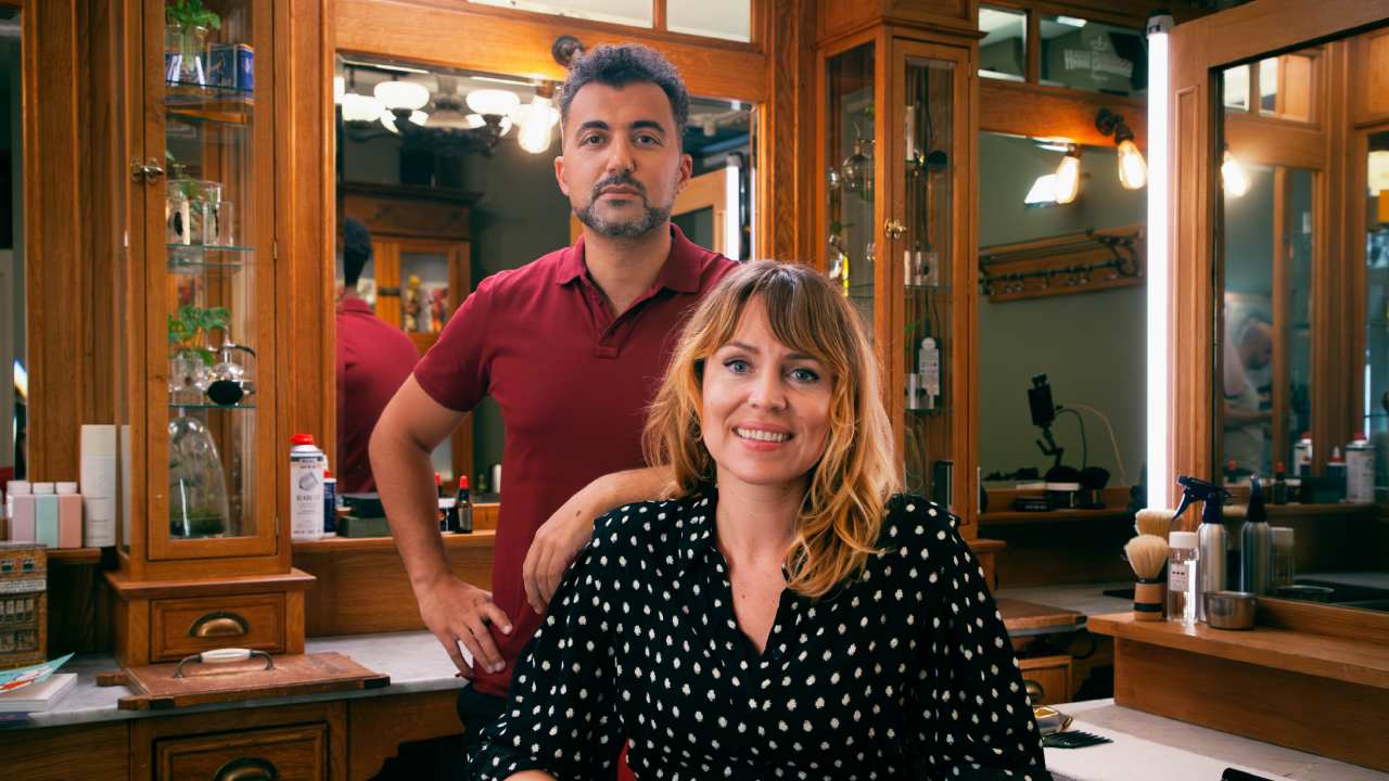 Zangeres Janne Schra maakt haar opwachting in De Geknipte Gast van ...