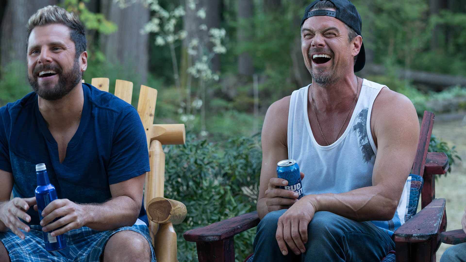 Rotzooi trappen met Josh Duhamel in Buddy Games - TVgids.nl