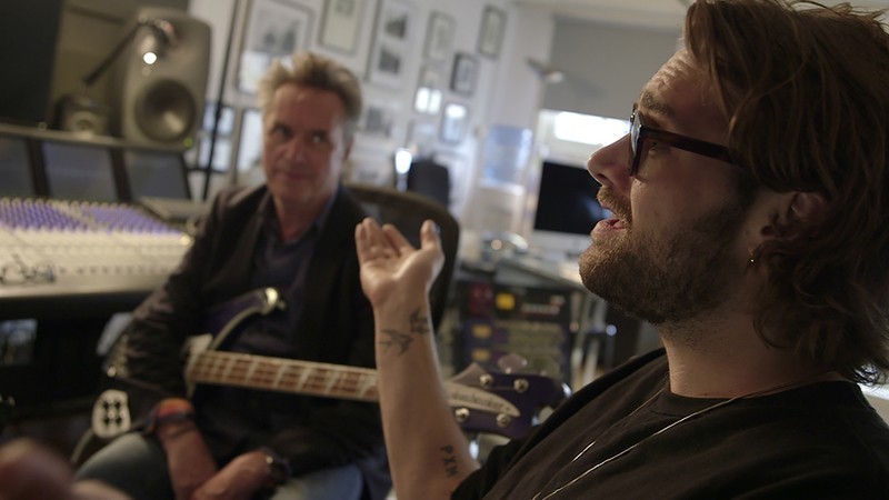 De bas op de voorgrond - TVgids.nl