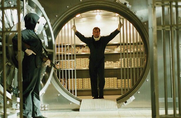 Clive Owen pleegt de perfecte overval in Inside Man - TVgids.nl