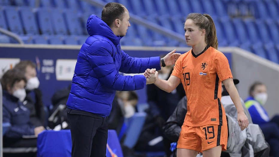 De Oranjeleeuwinnen voetballen tegen Cyprus - TVgids.nl