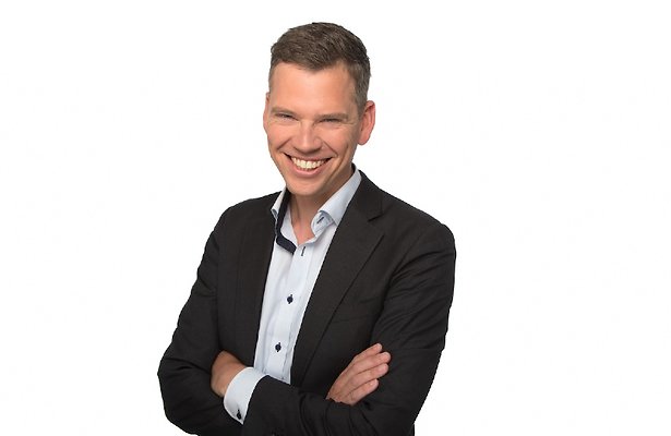 Jeroen Wollaars winnaar van Sonja Barend Award - TVgids.nl