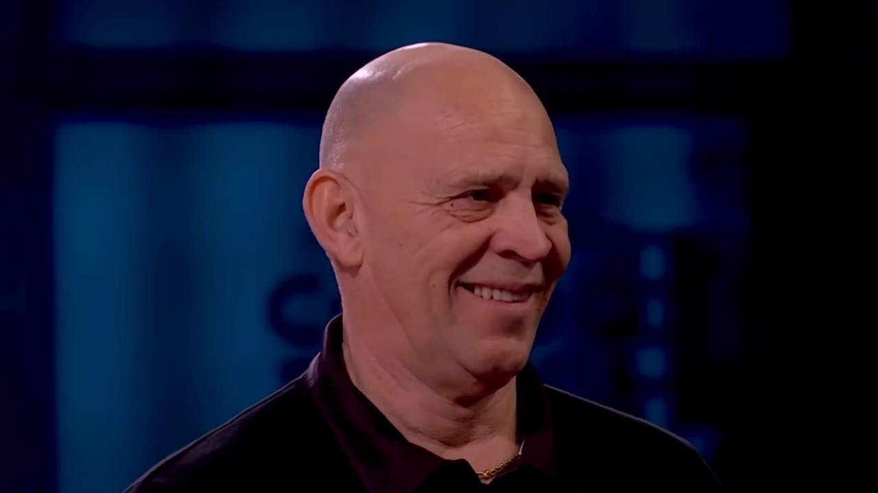 Geliefde Russ Bray stopt als dartsscheidsrechter - TVgids.nl