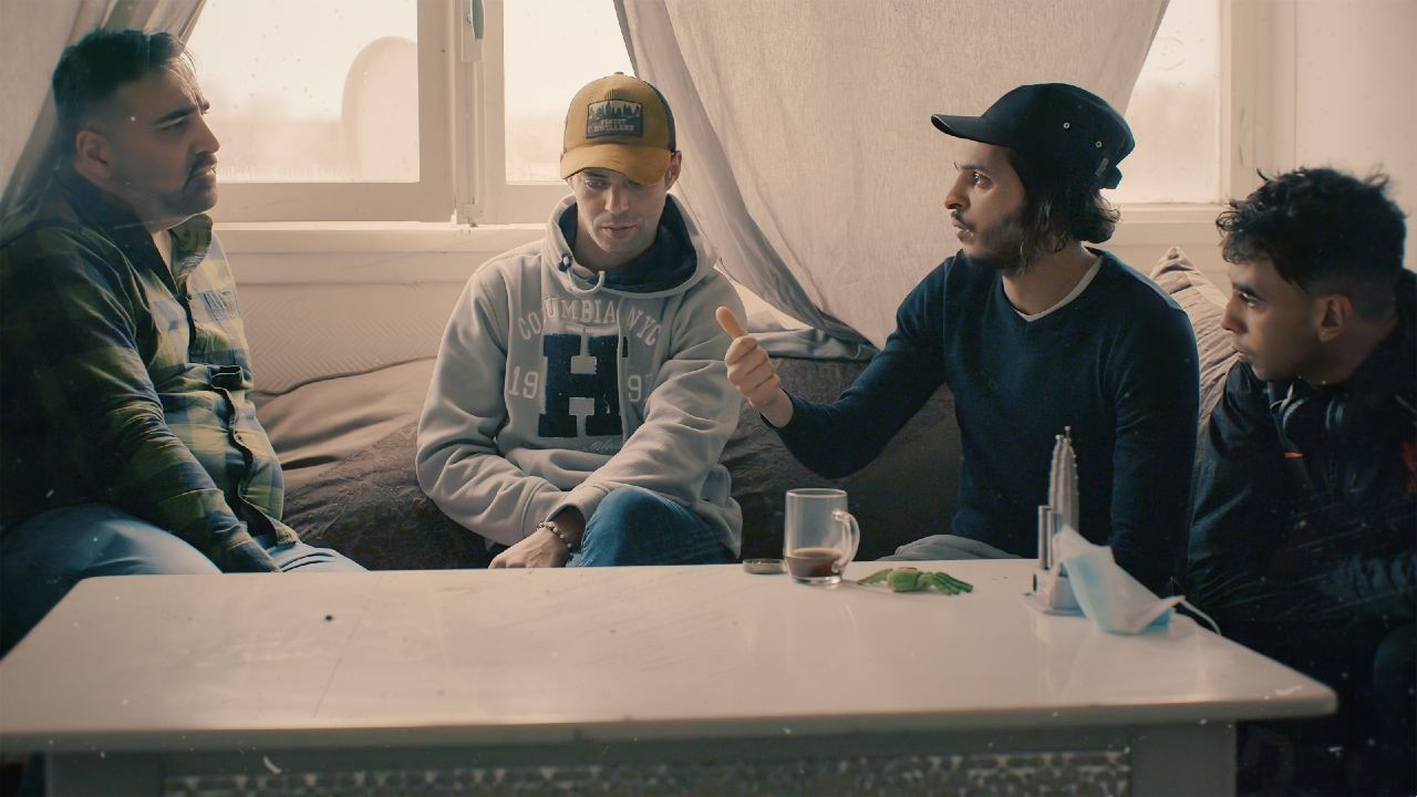 Sinan Can bezoekt de troosteloze wijken van Parijs - TVgids.nl