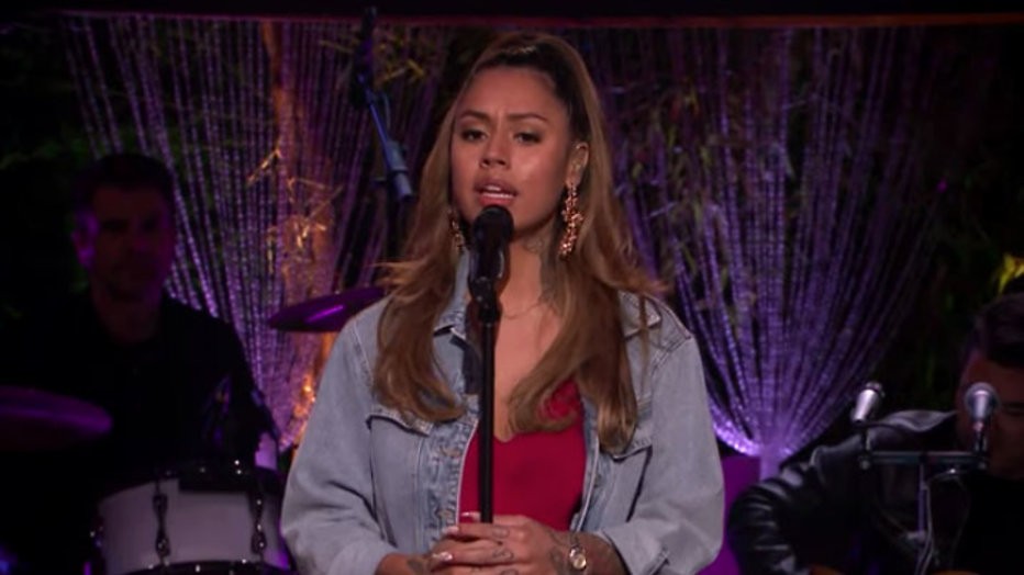 Zangeres Tabitha in verwachting - TVgids.nl