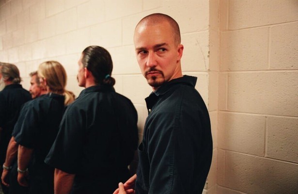 Edward Norton komt tot inkeer in de gevangenis in American History X ...