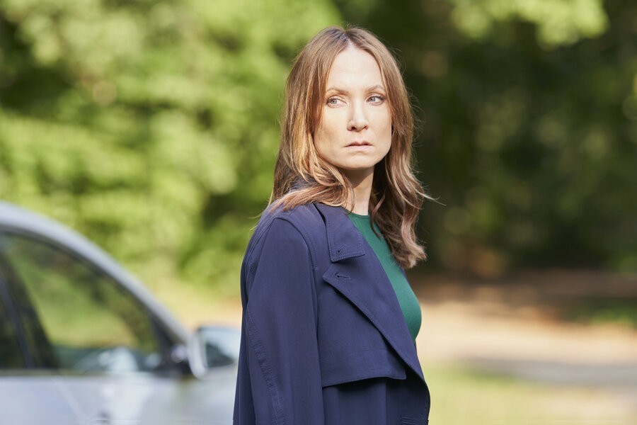 Angela Black wil weten wat er in het mysterieuze koffertje zit - TVgids.nl