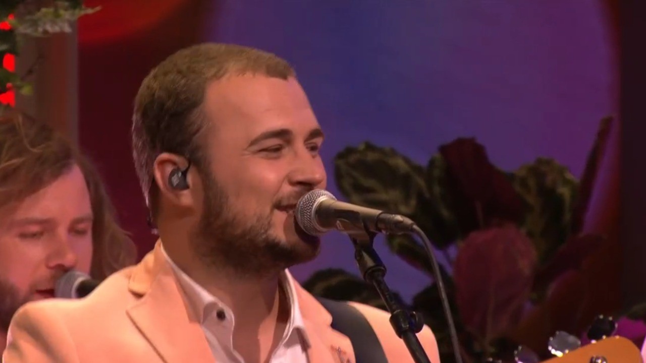 Video: Bee Gees Forever zingt Stayin' Alive bij De Oranjezondag - TVgids.nl
