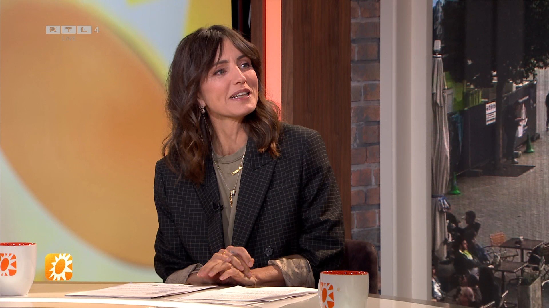 Daphne Bunskoek op krukken terug bij Boulevard - TVgids.nl