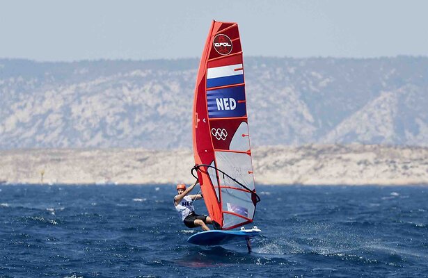 Luuc van Opzeeland wint brons bij het windfoilen - TVgids.nl