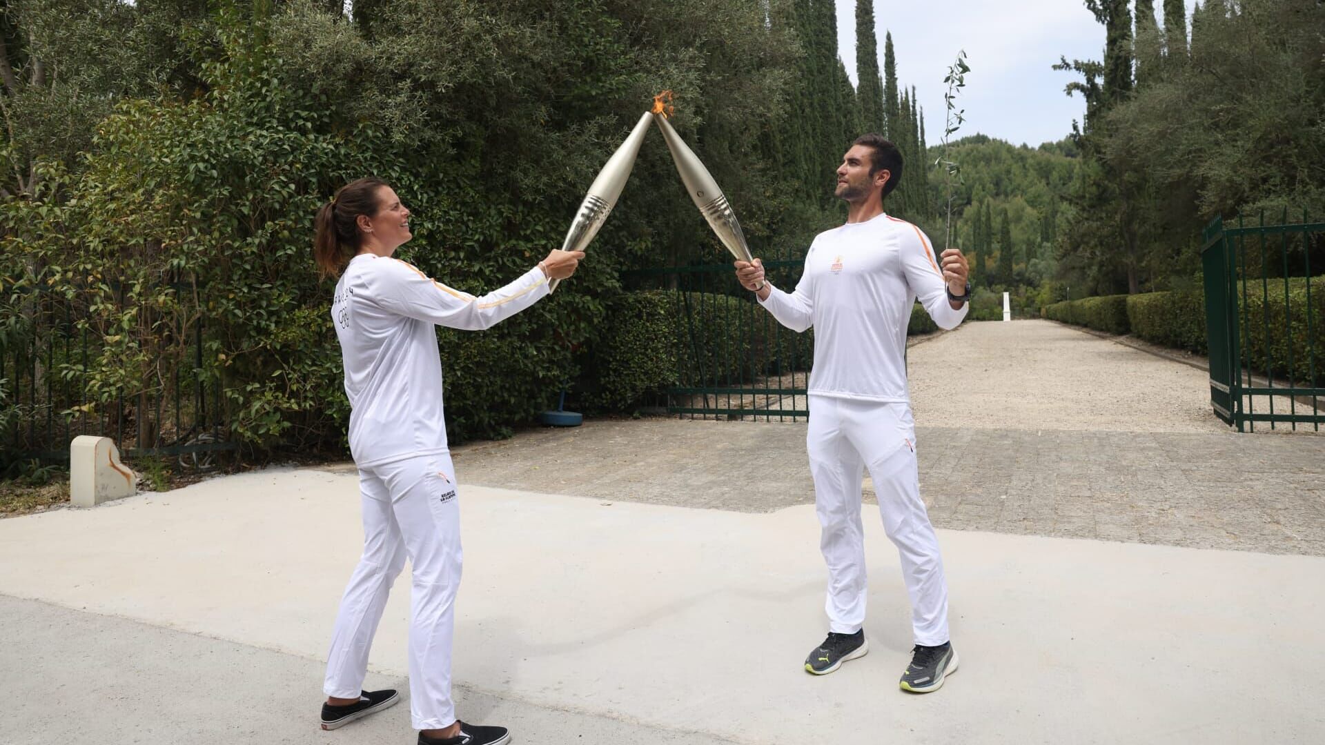 Leer alles over de Olympische fakkel in de documentaire Last Train to ...