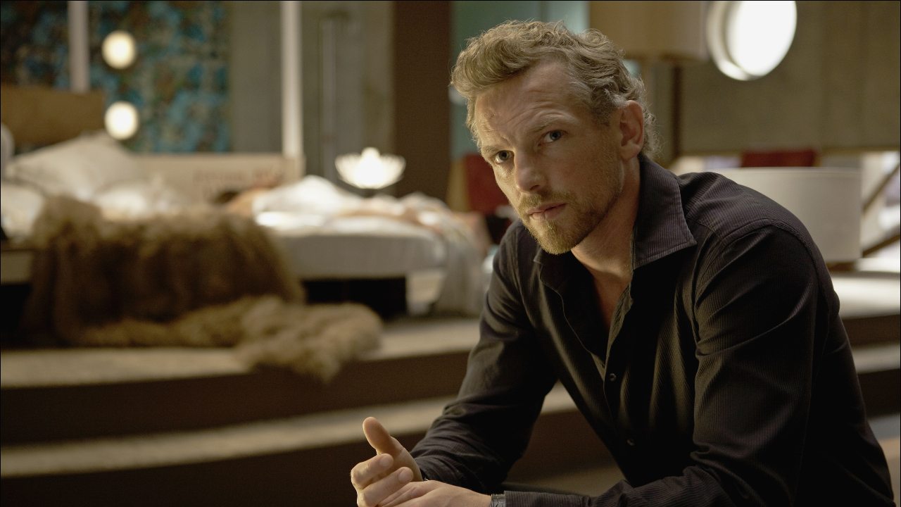 Barry Atsma vindt een dode vrouw in Nederlandse thriller Loft - TVgids.nl