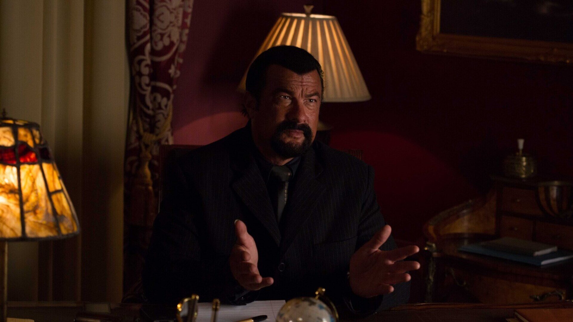 Steven Seagal beukt er ouderwets op los in Mercenary: Absolution ...