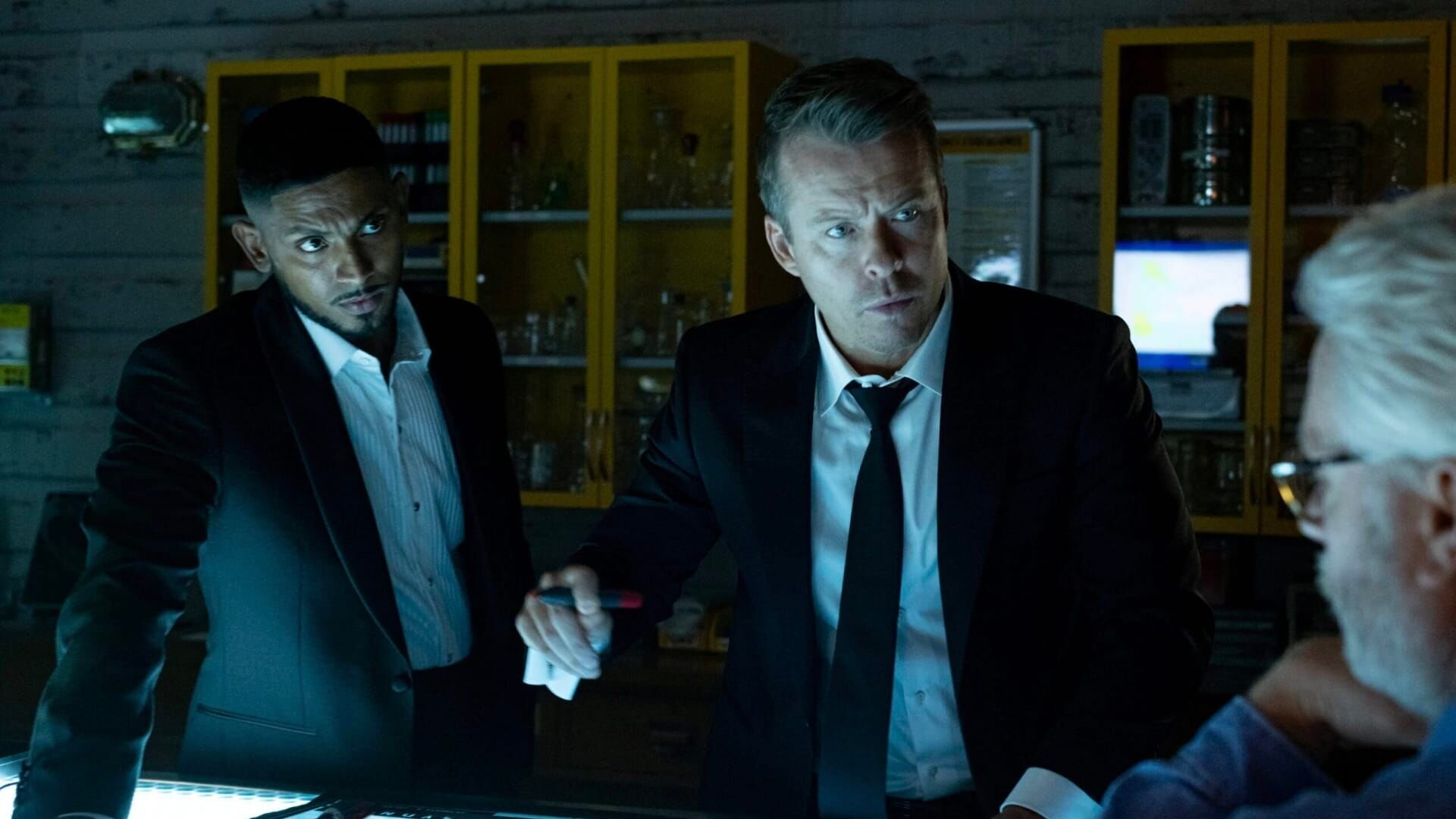 Het team van NCIS: Sydney zit samen met een moordenaar opgesloten in ...