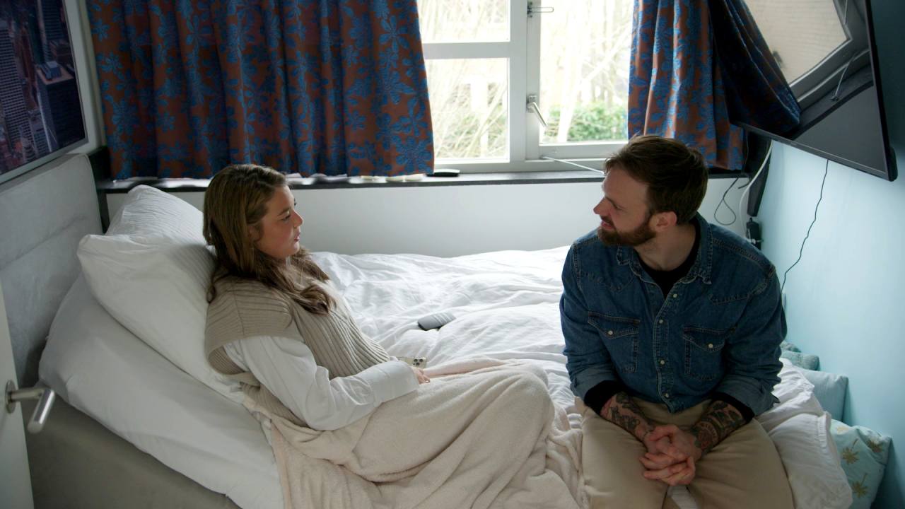 Zoë neemt afscheid van Tim Hofman en al haar andere dierbaren in Over Mijn Lijk - TVgids.nl