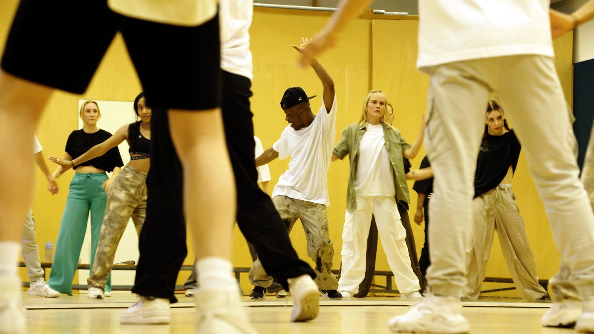 De tien geselecteerde dansers wagen zich aan Modern Ballet in Project Dans - TVgids.nl