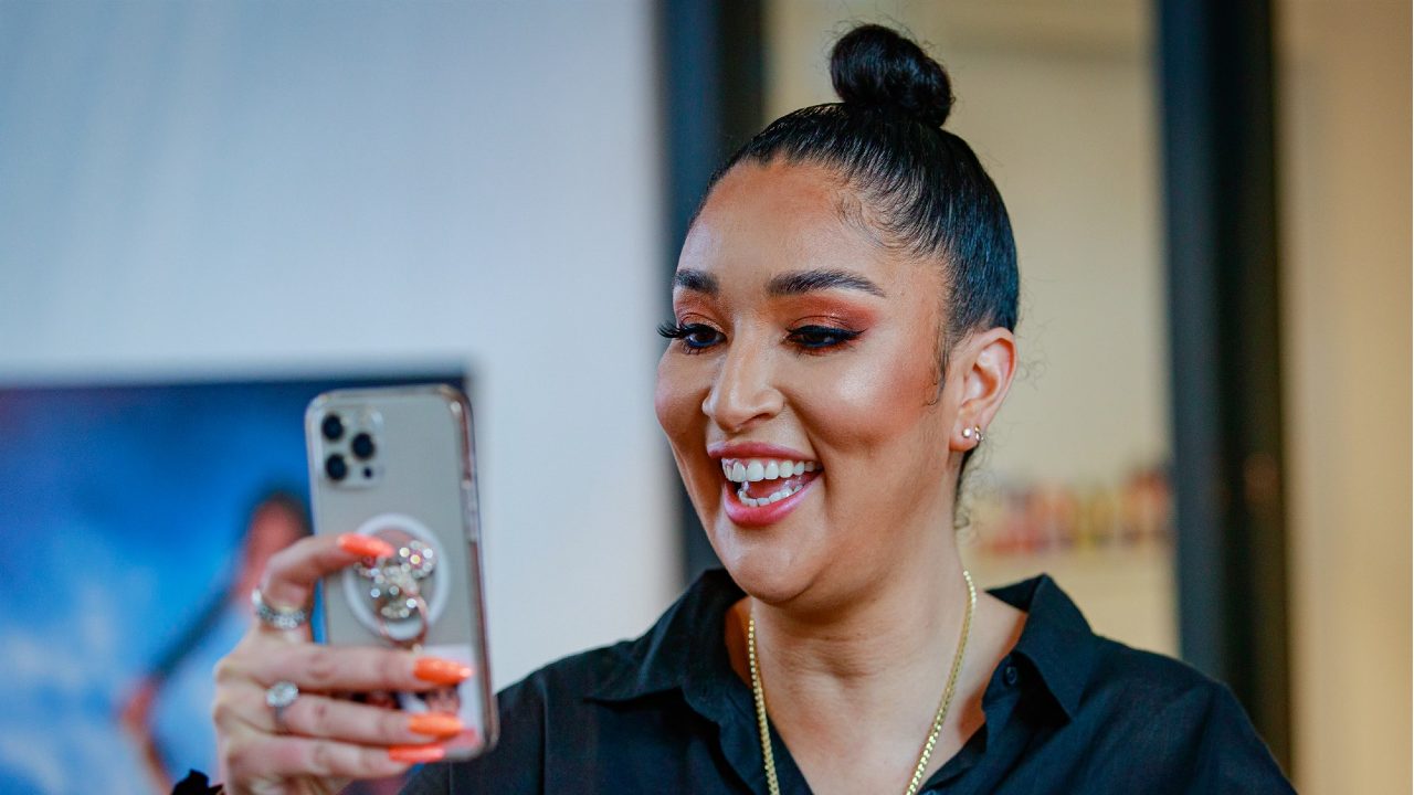 Soundos El Ahmadi haalt uit naar Angela de Jong: ‘Die vindt het zó lekker om BN’er te zijn ...