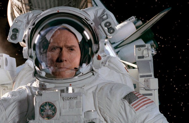 Clint Eastwood is plots een hoogbejaarde astronaut in Space Cowboys ...