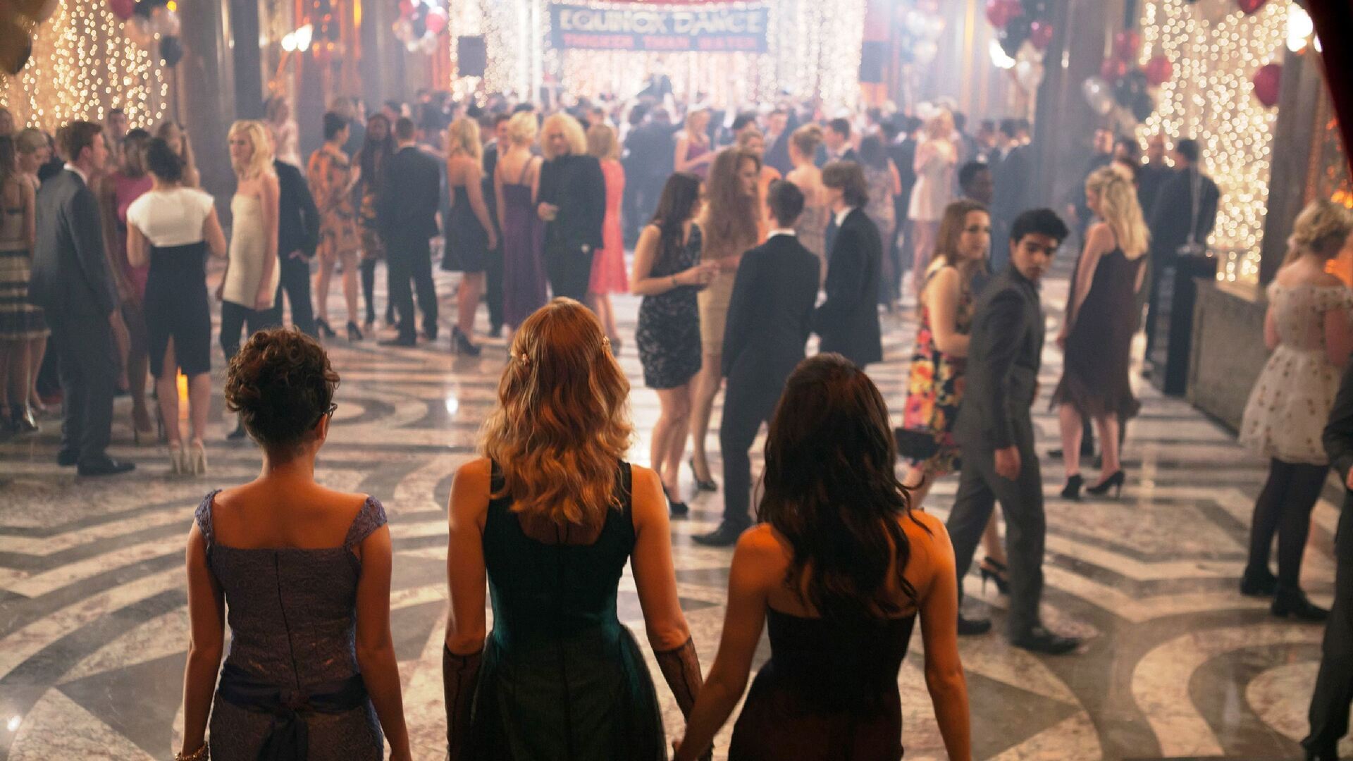 Zoey Deutch knokt met vampiers - TVgids.nl