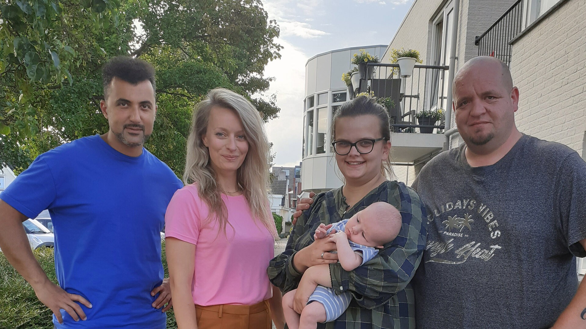 Özcan Akyol maakt zijn debuut in Vier Handen Op Eén Buik - TVgids.nl