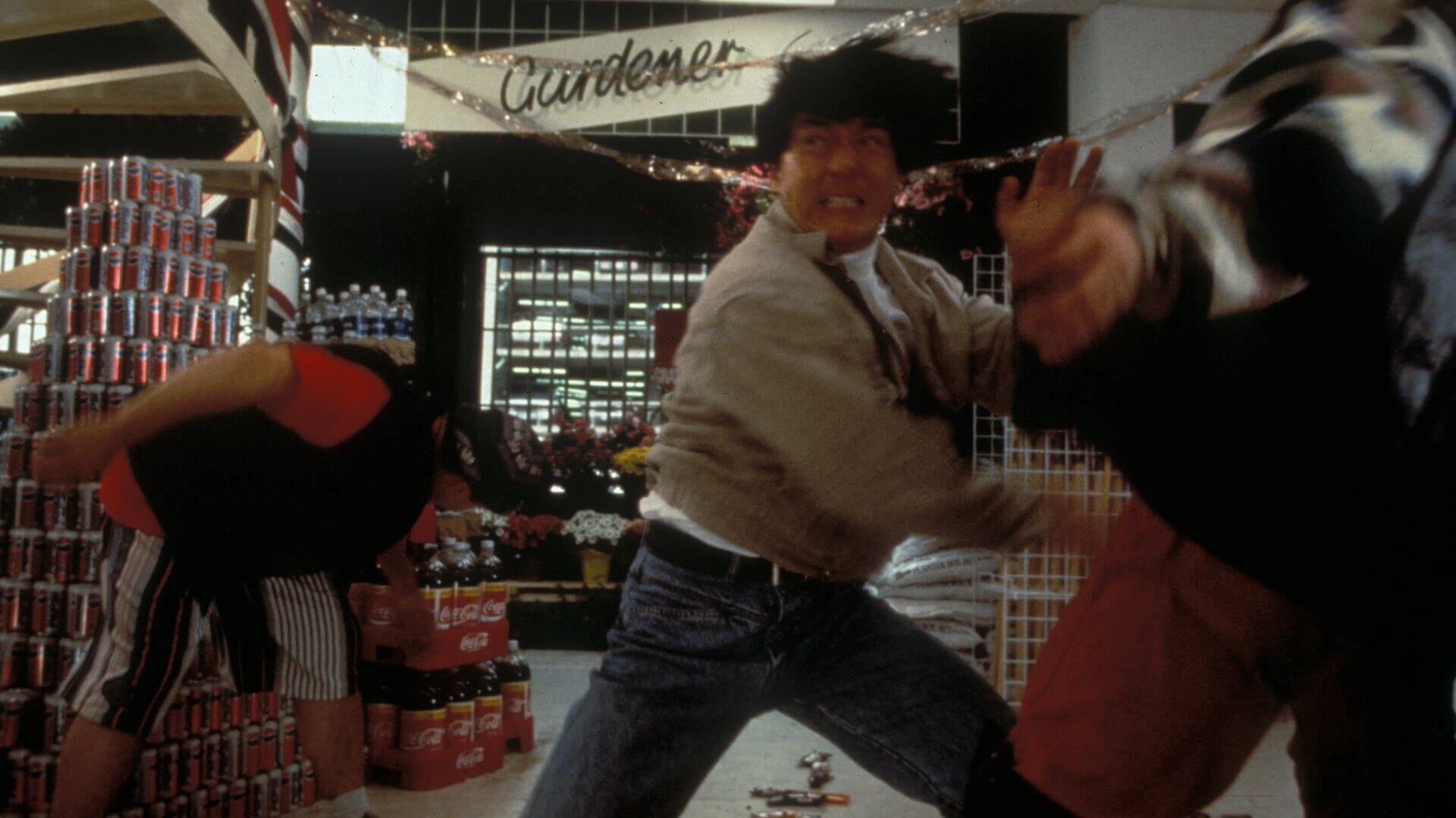 Jackie Chan krijgt het aan de stok met gangsters in Rumble in the Bronx ...