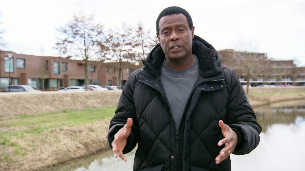 John Williams helpt een onervaren 'single' klusser in Help, Mijn Man Is ...