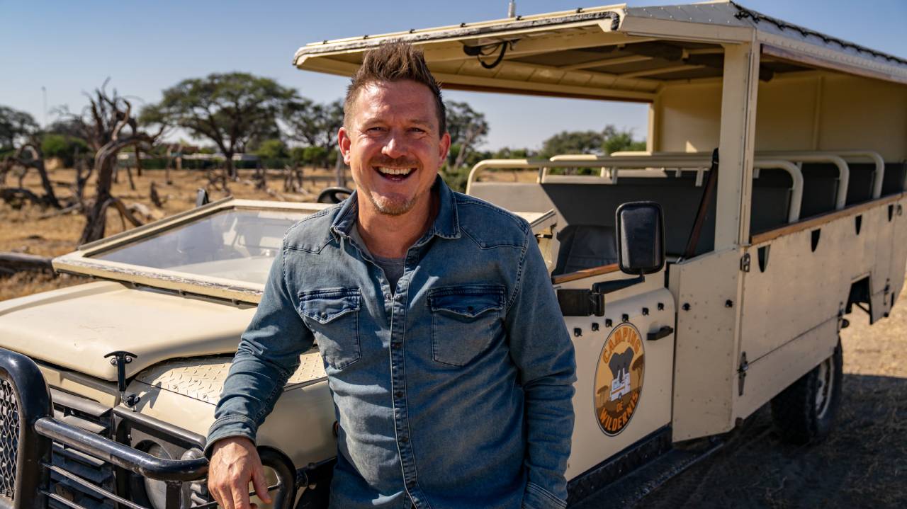 'Johnny, stay in your tent', Johnny de Mol krijgt bezoek van leeuw in ...