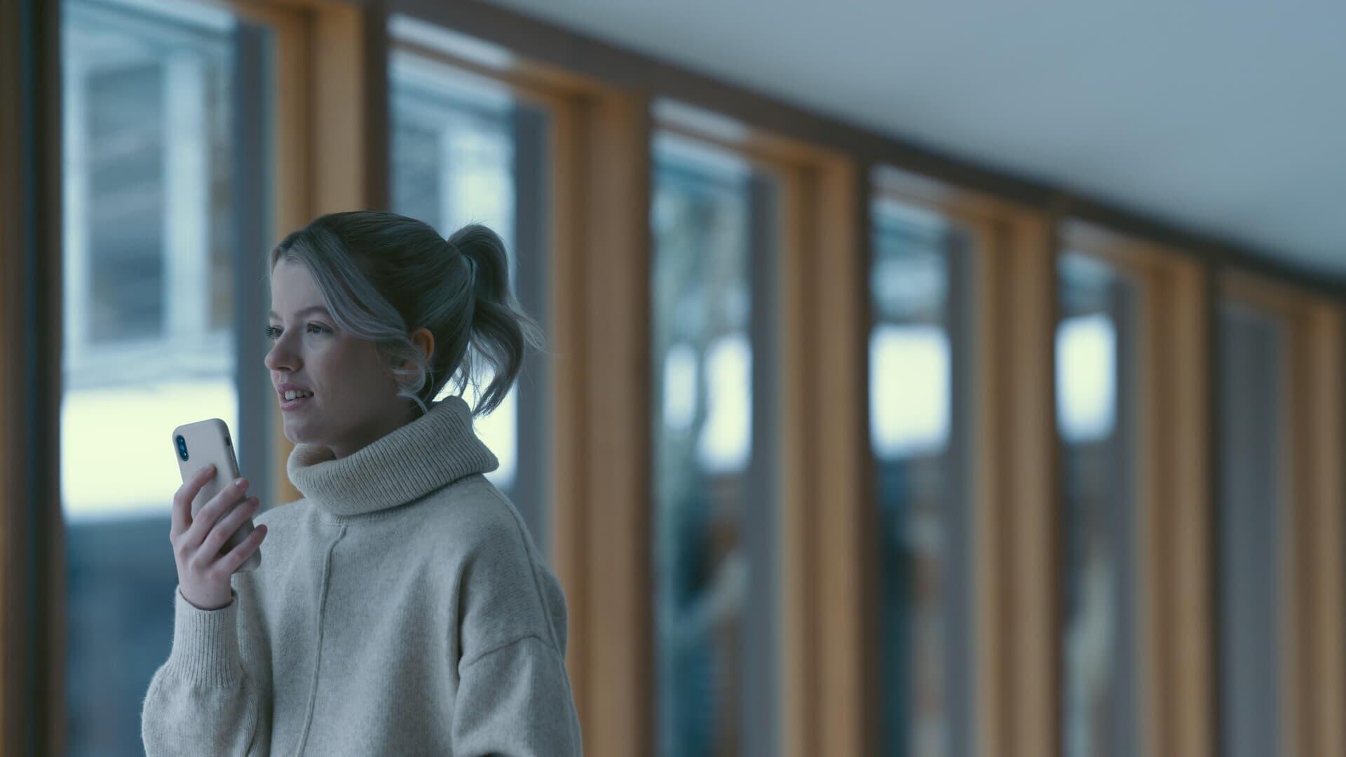 Een blinde vrouw moet ontsnappen aan inbrekers in See For Me - TVgids.nl